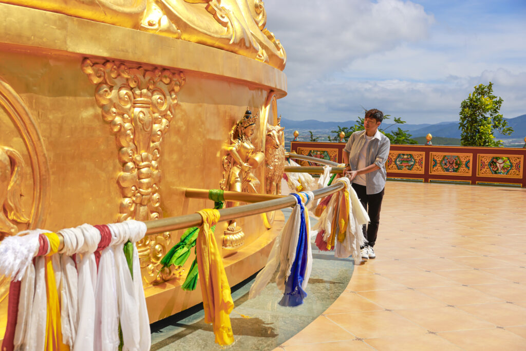 Kinh luân xoay có ý nghĩa là gì? Hướng dẫn xoay đúng cách